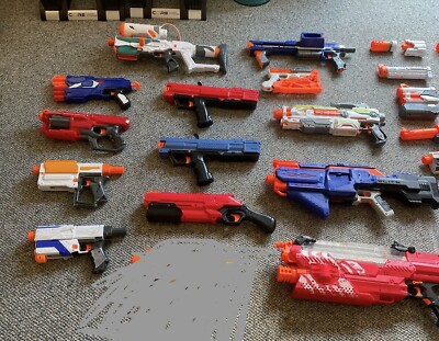Nerf gun Arsenal Bulk- 13 Guns, 18 Attachments, 10 Magazines, Assorted ...