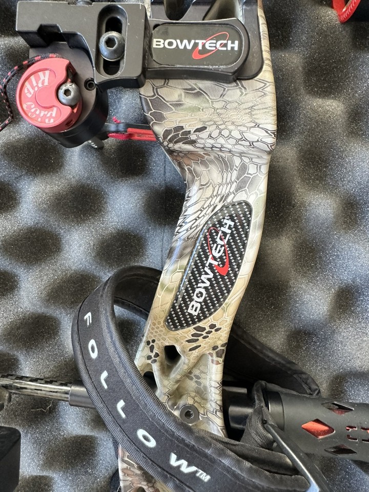 Bowtech Carbon Icon DLX Right-Handed Krystal Camo Compound Bow | eBay