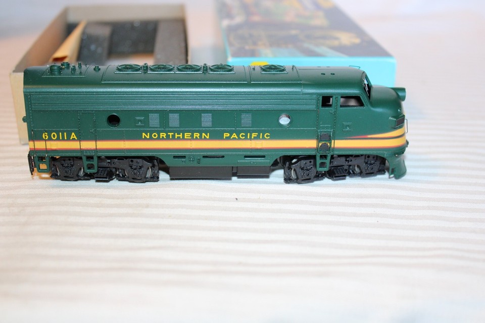 HO Scale Athearn, F7-A Diesel Locomotive, Northern Pacific, Green ...