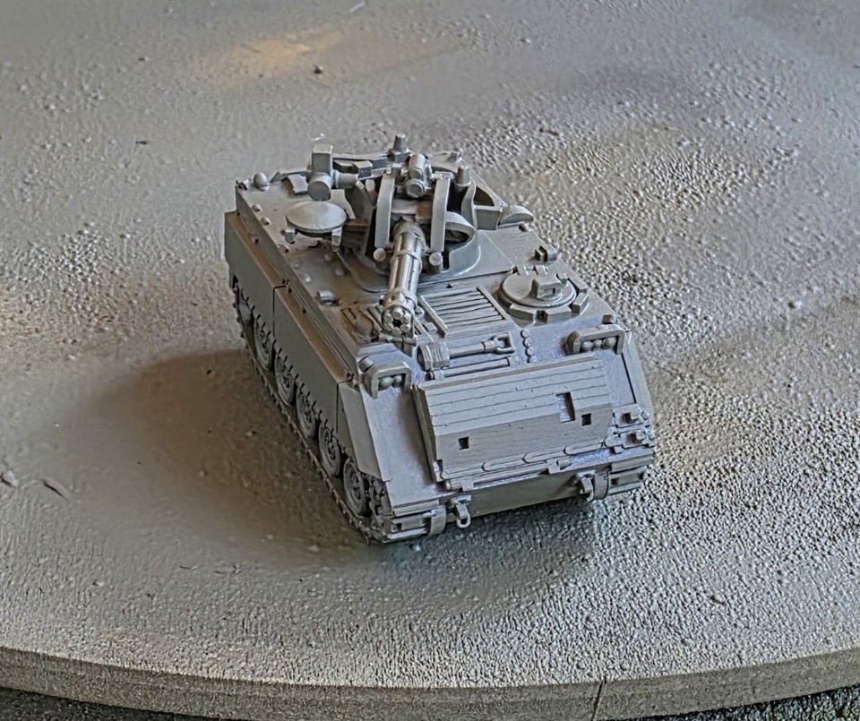 One 1/87 HO scale M163a1 Vulcan Air Defense Vehicle flat car load ...