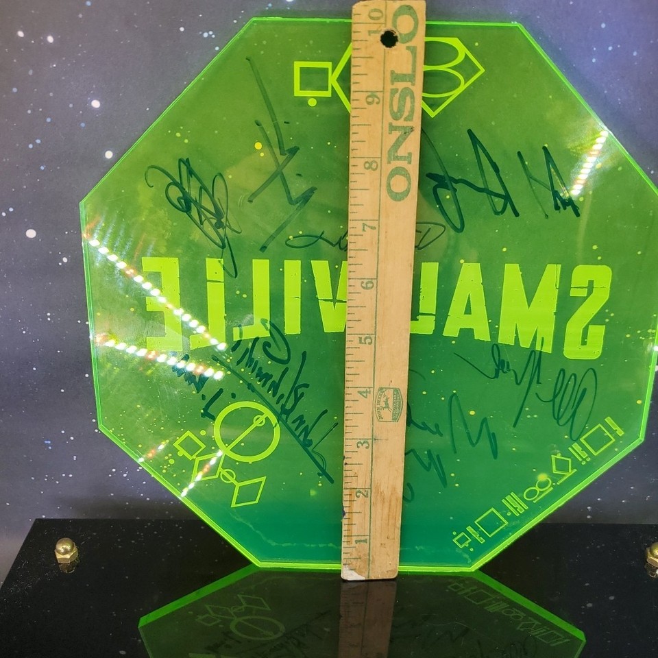 RARE SMALLVILLE Cast Signed Oversized Kryptonite Spaceship Key - 7 ...