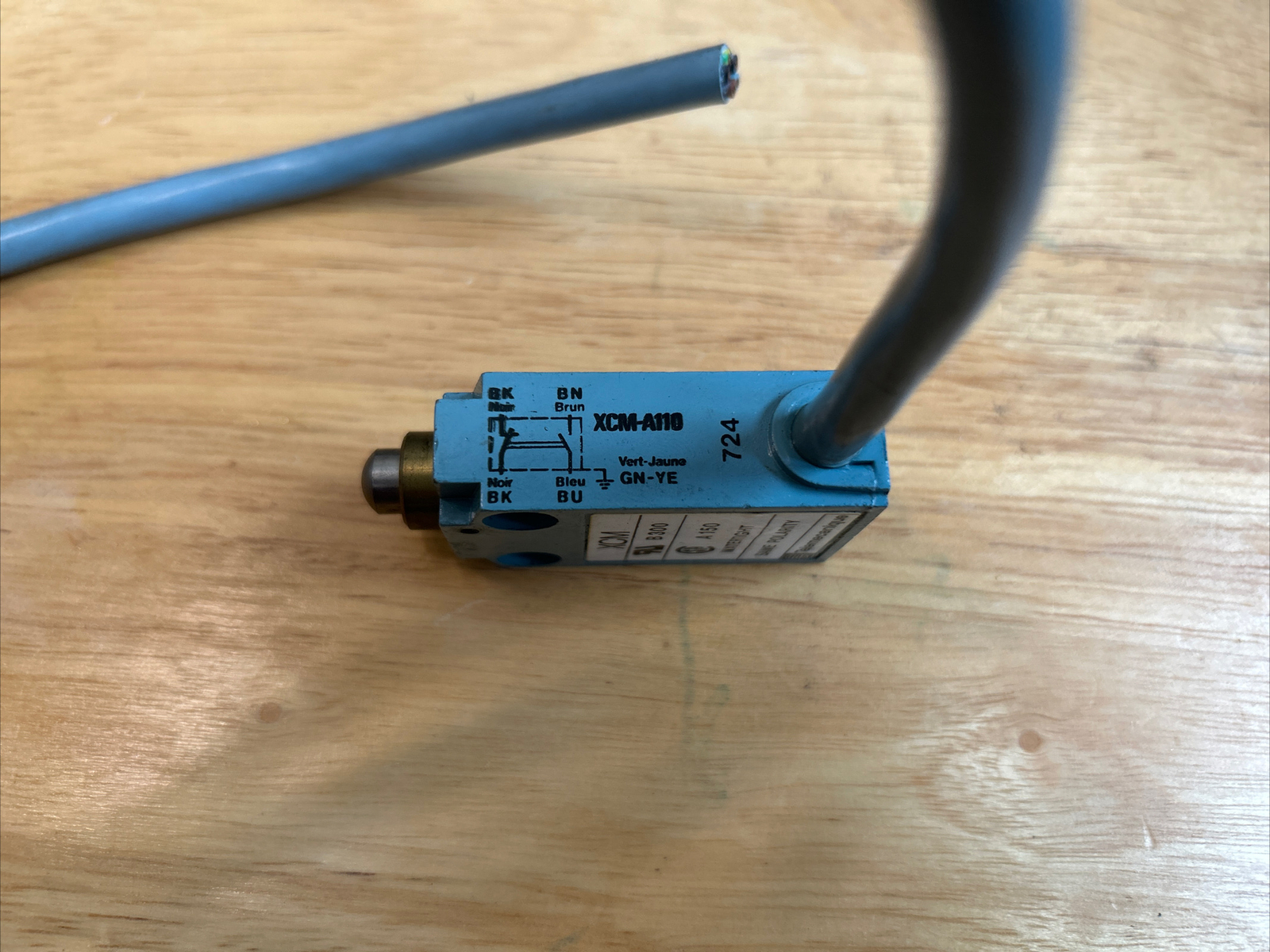 OLD STOCK TELEMECANIQUE 1.5A 240V LIMIT SWITCH XCM-A1110 for sale ...