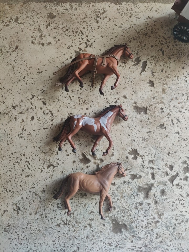 New Ray Country Western Playset 3 Outlaw Bandits, 3 Horses & Covered ...
