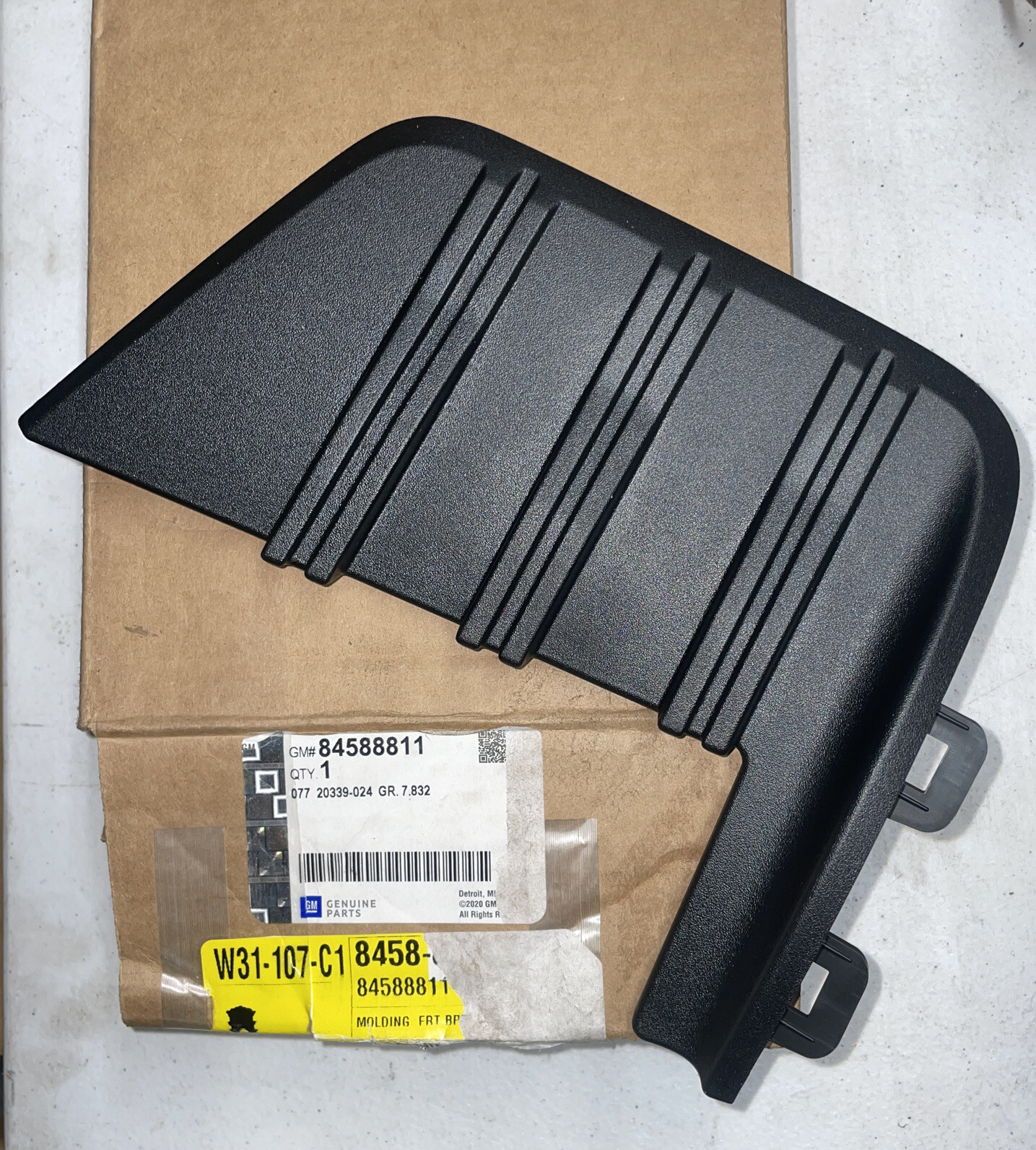 NEW OEM GM Silverado 1500 19-21 Passenger Bumper Cover Molding Front ...