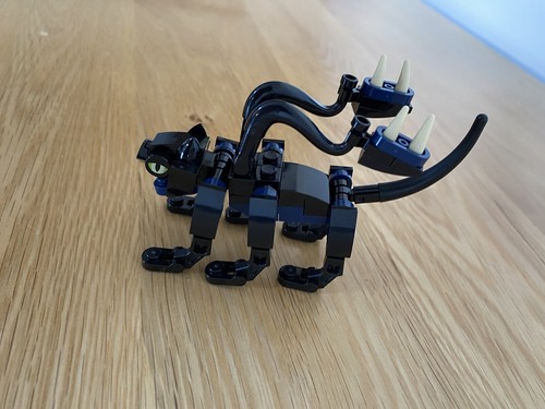 Lego Dungeons & Dragons Displacer Beast Minifigure Red Dragon's Tale ...