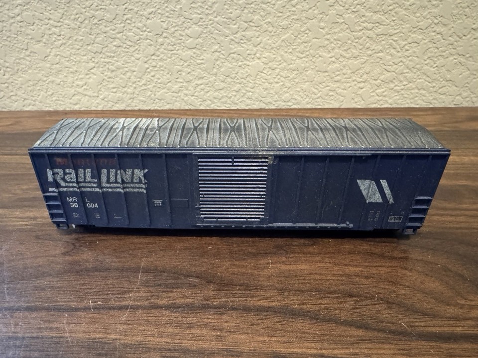 2 Roundhouse HO Scale Montana Rail Link 50’ Box Cars w/EW, KDs & Diff ...