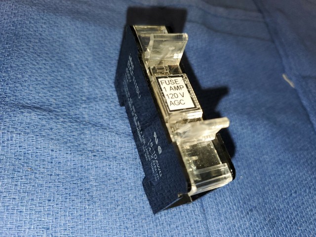 IDEC Fuse Holder BAF111SU 600 Volt 10a 10 a Amp for sale online | eBay