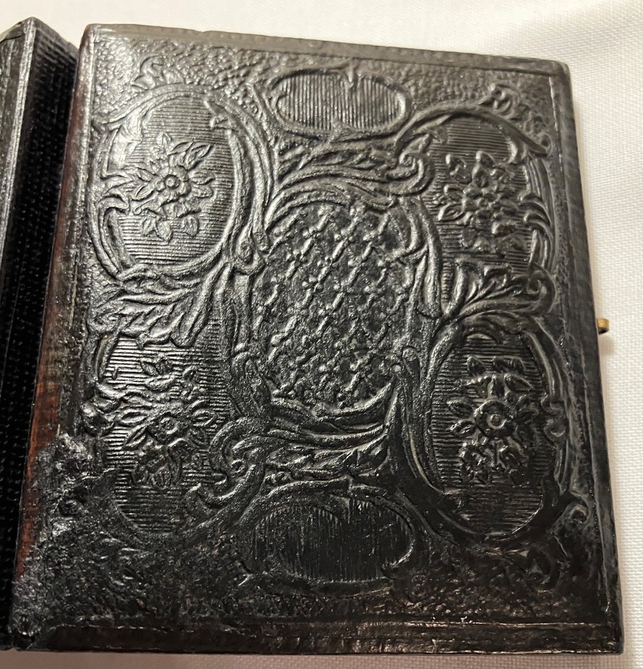 1/9 attractive lady curls holding a union case necklace locket nice ...