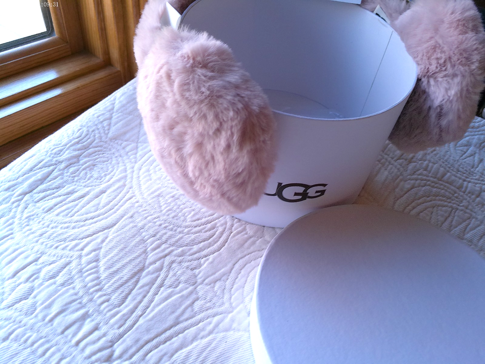 UGG NEW IN GIFT BOX EARMUFFS ASHEN ROSE UGG BADGE FAUX FUR SOFT ...