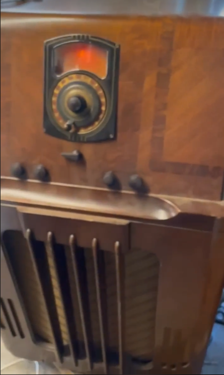 1938 Philco model 38-116 -No scratch cabinet. Refurbished working SW ...