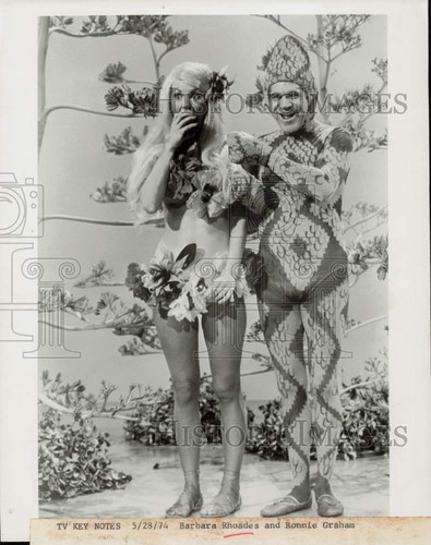 1974 Press Photo Actors Barbara Rhoades and Ronnie Graham - kfp10496 | eBay