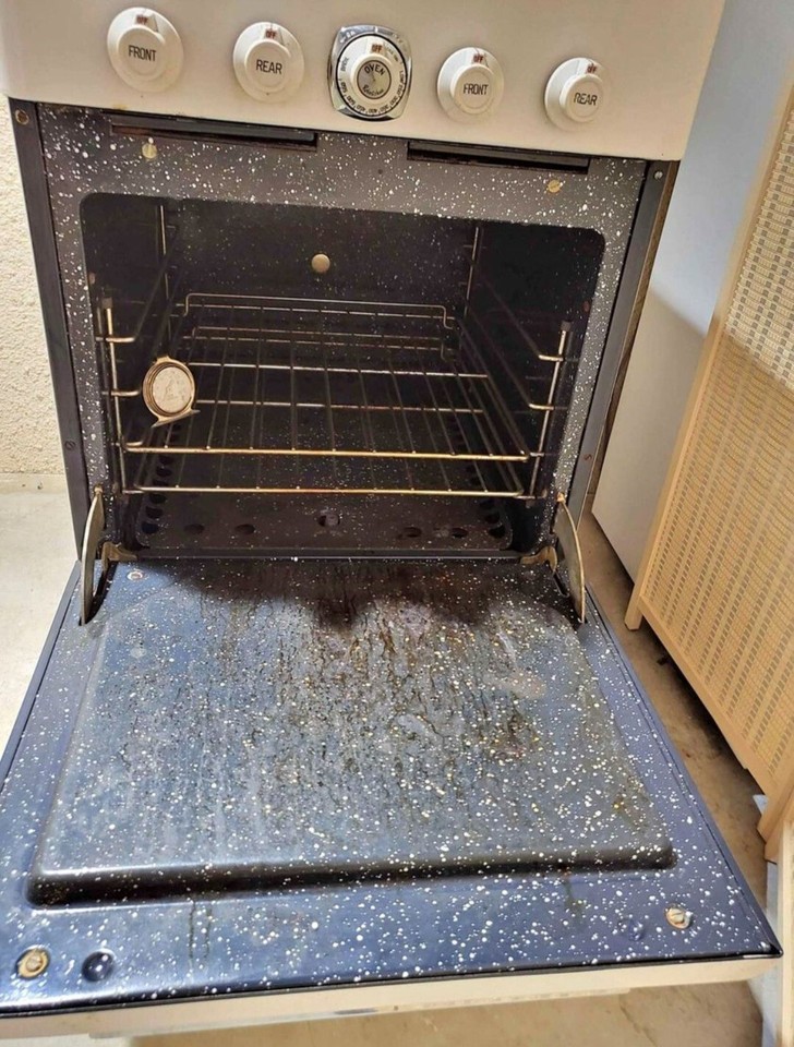 Vintage 20-Inch Crown Gas Stove White Enamel 4 burner stove with oven ...
