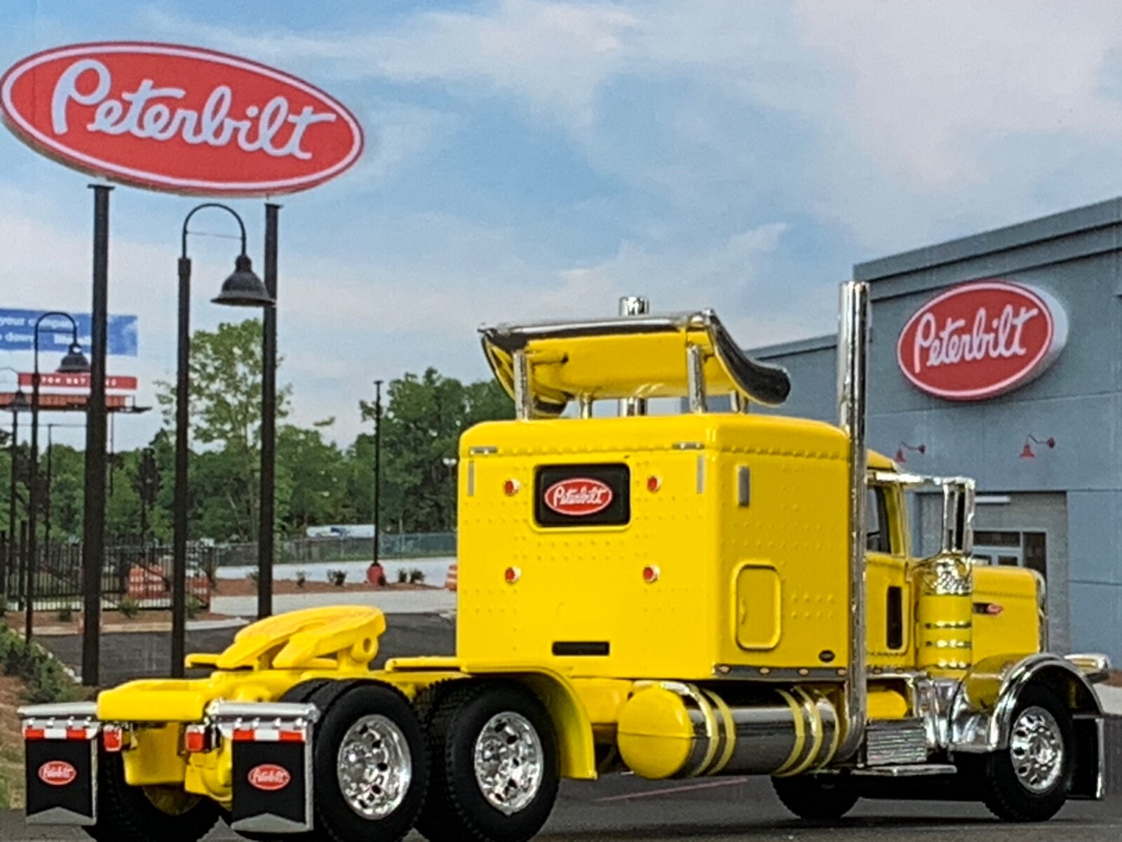 1/64 DCP YELLOW PRIDE & CLASS PETERBILT 389 63" FLAT TOP SLEEPER W ...