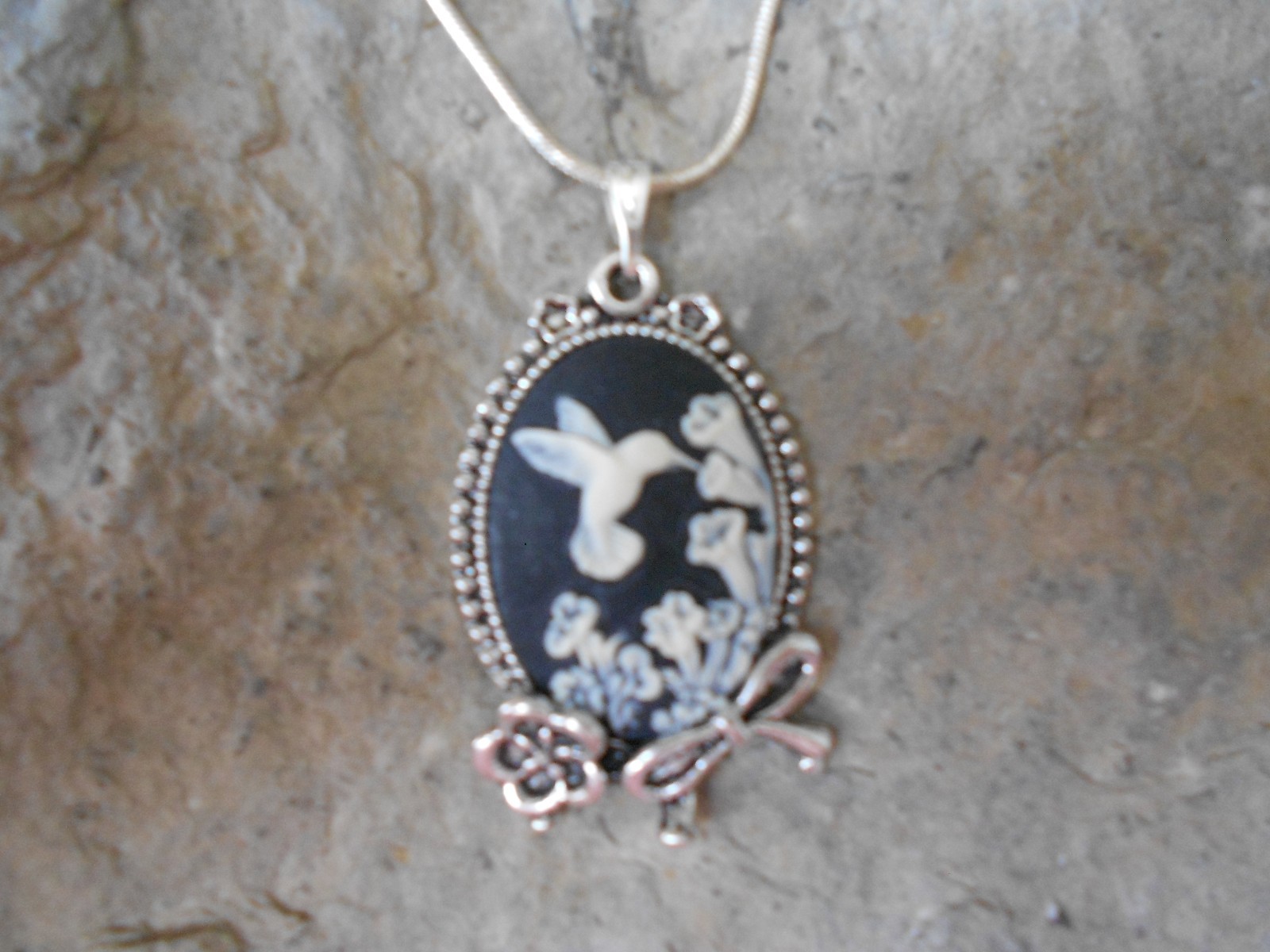 *HUMMINGBIRD CAMEO NECKLACE (humming bird/black) 925 PLATE CHAIN ...