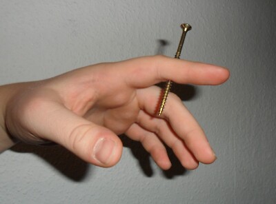 Echte Schraube im Finger Attrappe, Requisite, Scherzartikel, Prank ...