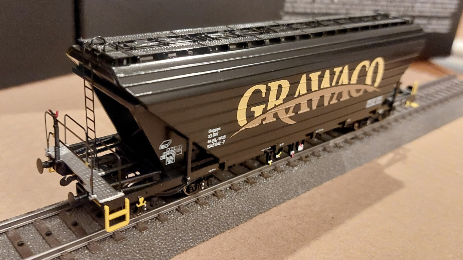 Güterwagen Getreidesilowagen Uagpps 80m³ Grawaco schwarz NME H0 513604 ...