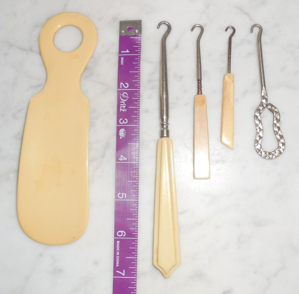 LOT OF 4 VINTAGE ANTIQUE SHOE BUTTON HOOKS & a SHOE HORN - Ivory color ...