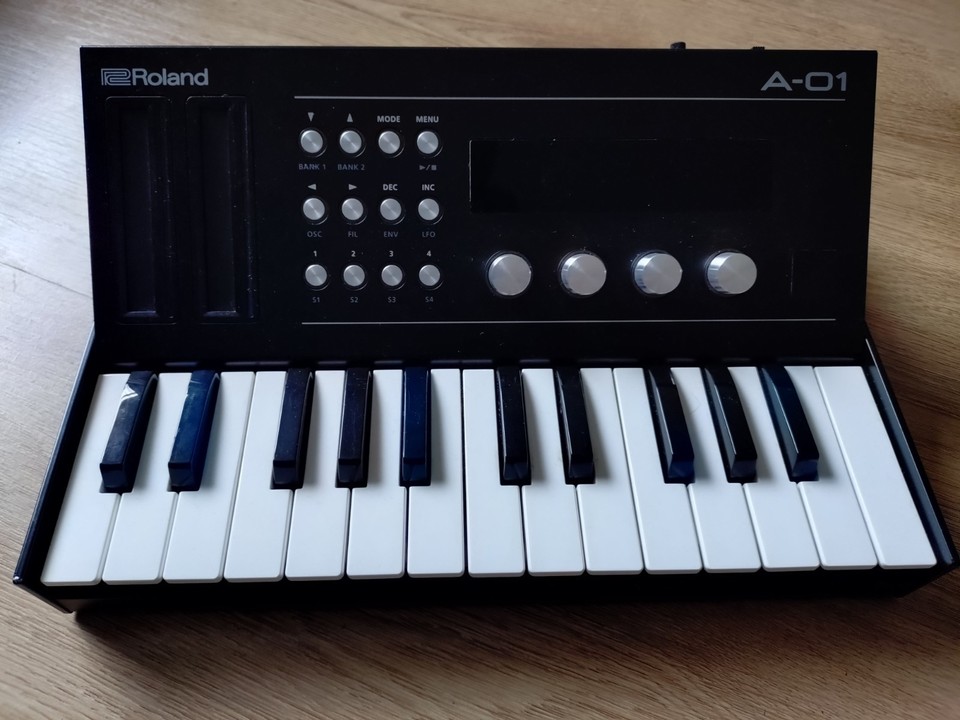 Roland A01 Midi Controller With 8bit Synth & Step Sequencer - Please ...