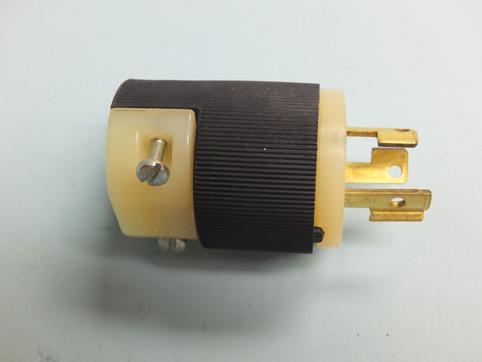 * LOT OF 3 * HUBBELL - 4570C - 15 A, 250 V, 3W, TWIST LOCK DEAD FRONT ...