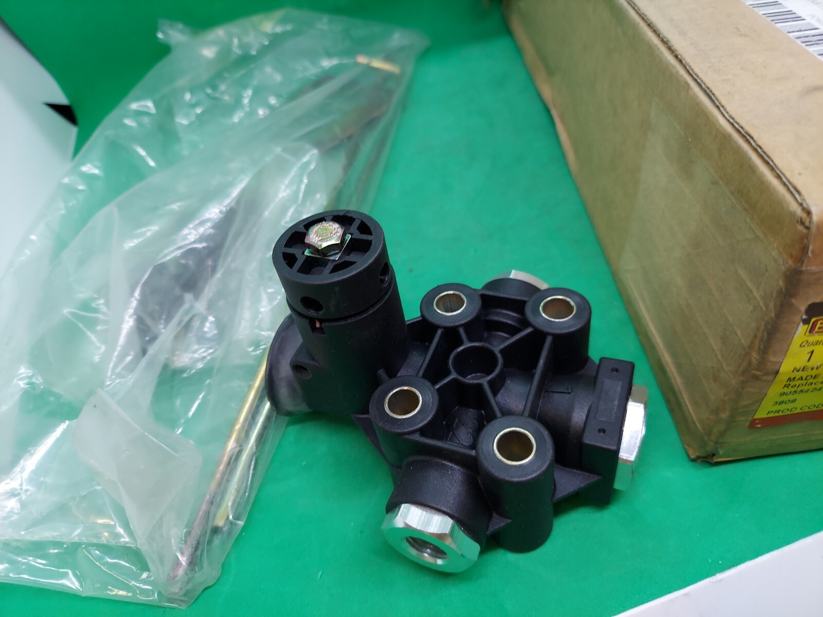 HEIGHT CONTROL VALVE 90554241 KN27000 Freightliner,Pete,Kenworth E ...