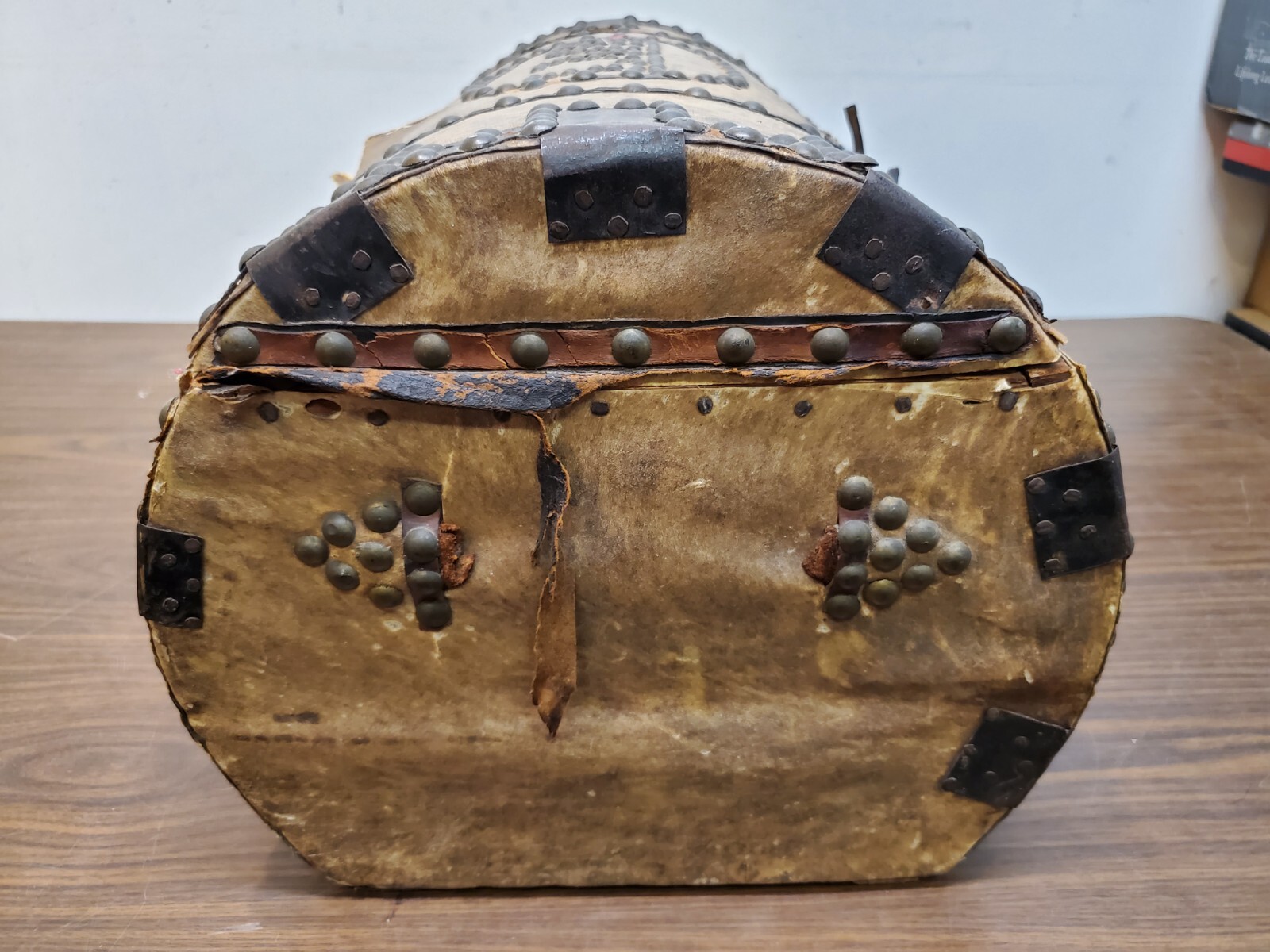 Antique Round Cylindrical Leather Covered Trunk, c.1822 I. Sanford ...