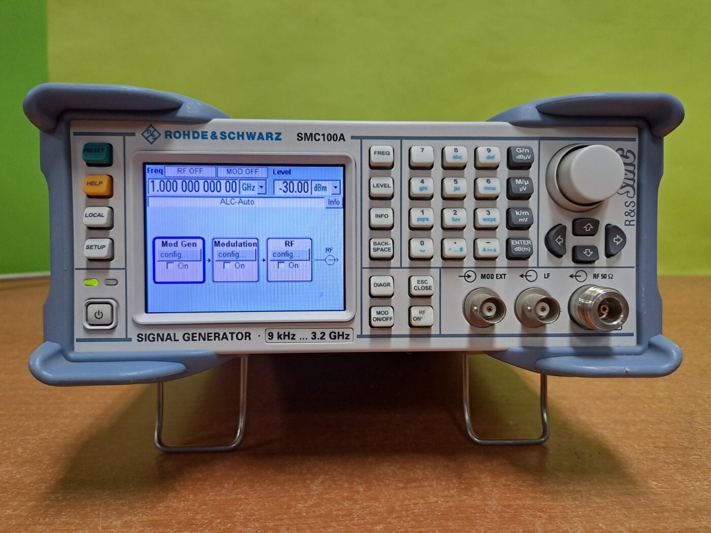Rohde & Schwarz(R&S) SMC100A, 9 KHz to 3.2 GHz Signal Generator | eBay