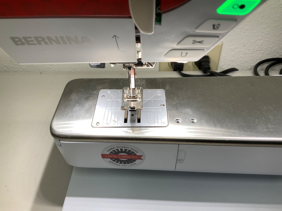 Bernina B 735 Red Patch Work Edition in Pristine Condition! Barely Used ...