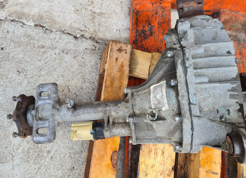 2000-2006 Chevy Suburban 1500 Front Axle Differential Carrier 3.73 ...