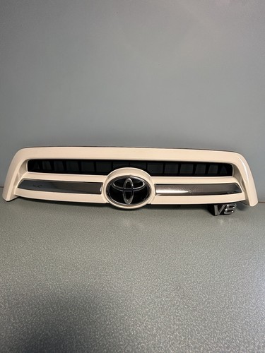 2005-2007 Toyota Sequoia Upper Grille V8 Chrome White 056 53100-0C070 ...