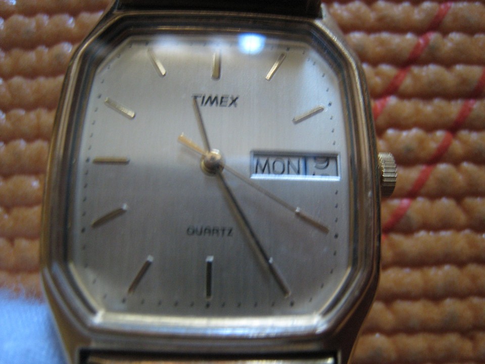 VINTAGE GOLD-TONE TIMEX QUARTZ ANALOG WATCH (DAY-DATE DISPLAY) | eBay