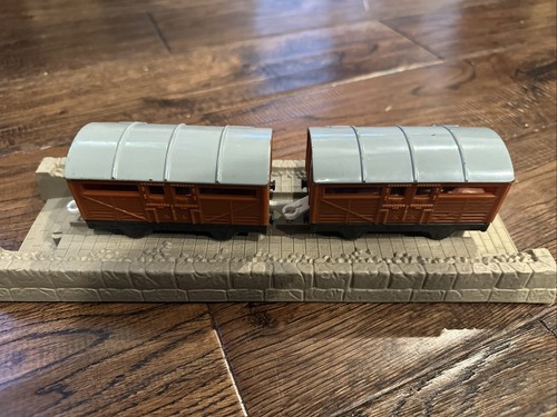 Thomas TrackMaster SEE INSIDE LIVESTOCK CARS 2pc Set 2010 | eBay
