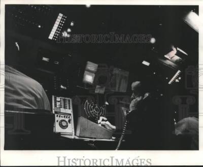 1967 Press Photo Edward Groth at Mitchell Field airport radar room ...