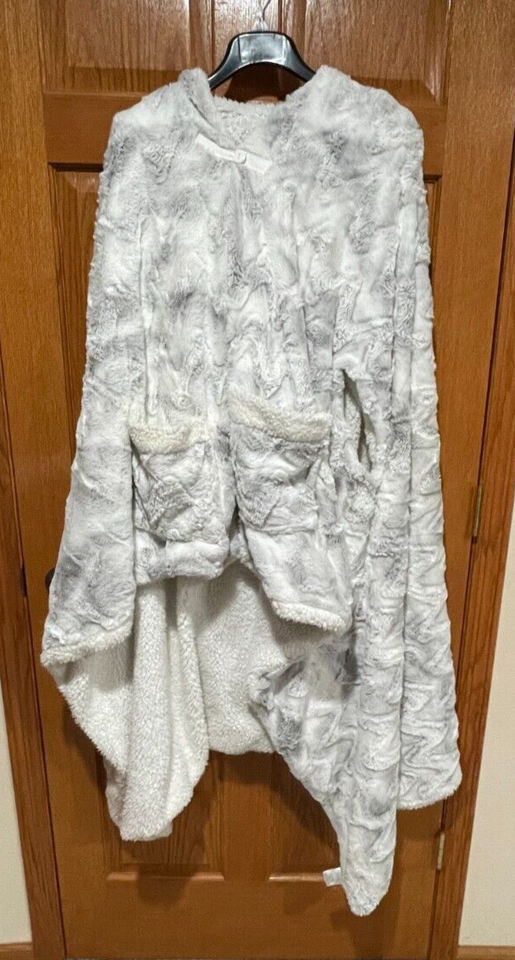 MEMBER'S MARK Cozy Critter Wrap Dog Sherpa Lined Wearable Blanket Gray ...