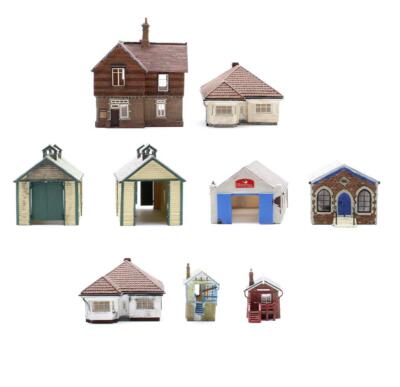 BACHMANN/ HORNBY 'N' GAUGE LOT OF 9 ASSORTED BUILDINGS/ RAILWAY ...