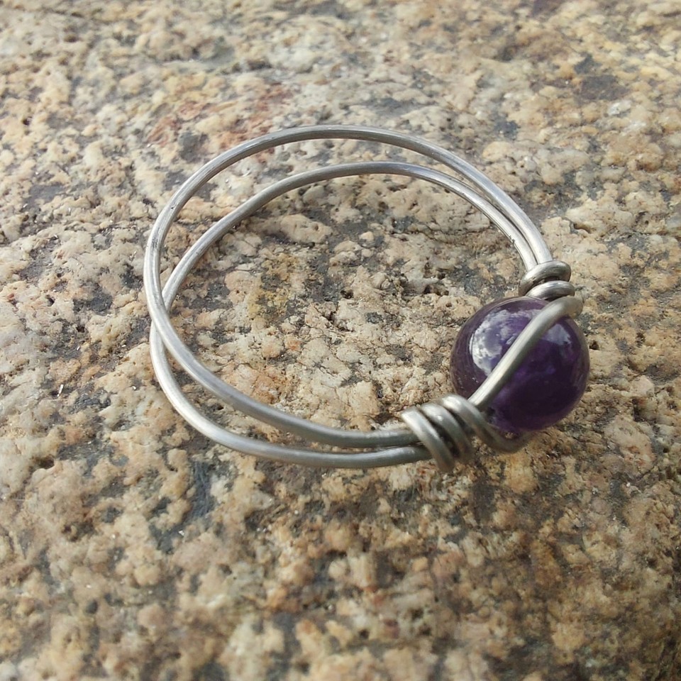Bague artisanale en titane massif et Améthyste naturelle, violet, wire ...
