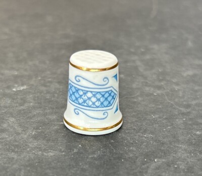 THIMBLE VINTAGE SUTHERLAND CHINA ENGLAND BLUE & WHITE Gold Accents ...