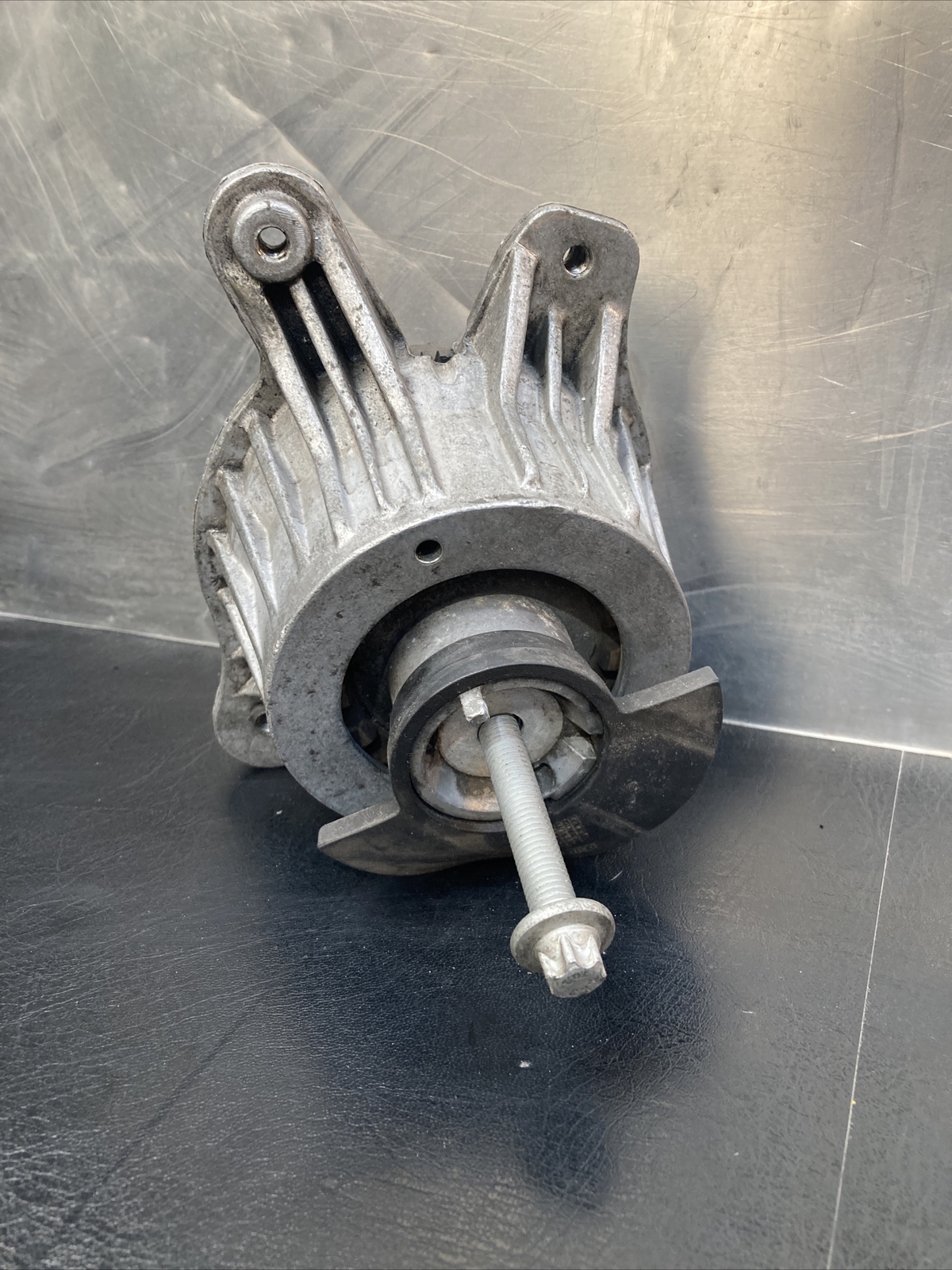 MERCEDES W205 C CLASS LEFT FRONT ENGINE MOUNT NEARSIDE A2052406617 ...