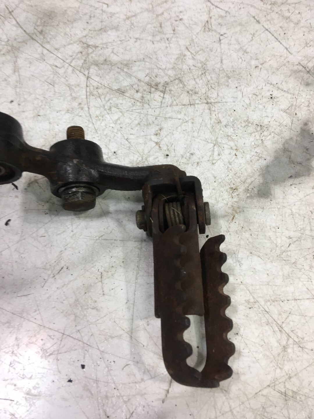 78 Suzuki DR 370 DR370 front right foot rest peg & mount | eBay