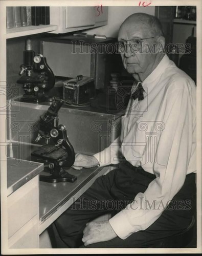 1963 Press Photo Dr. Isaac Newton Frost with microscope in lab ...
