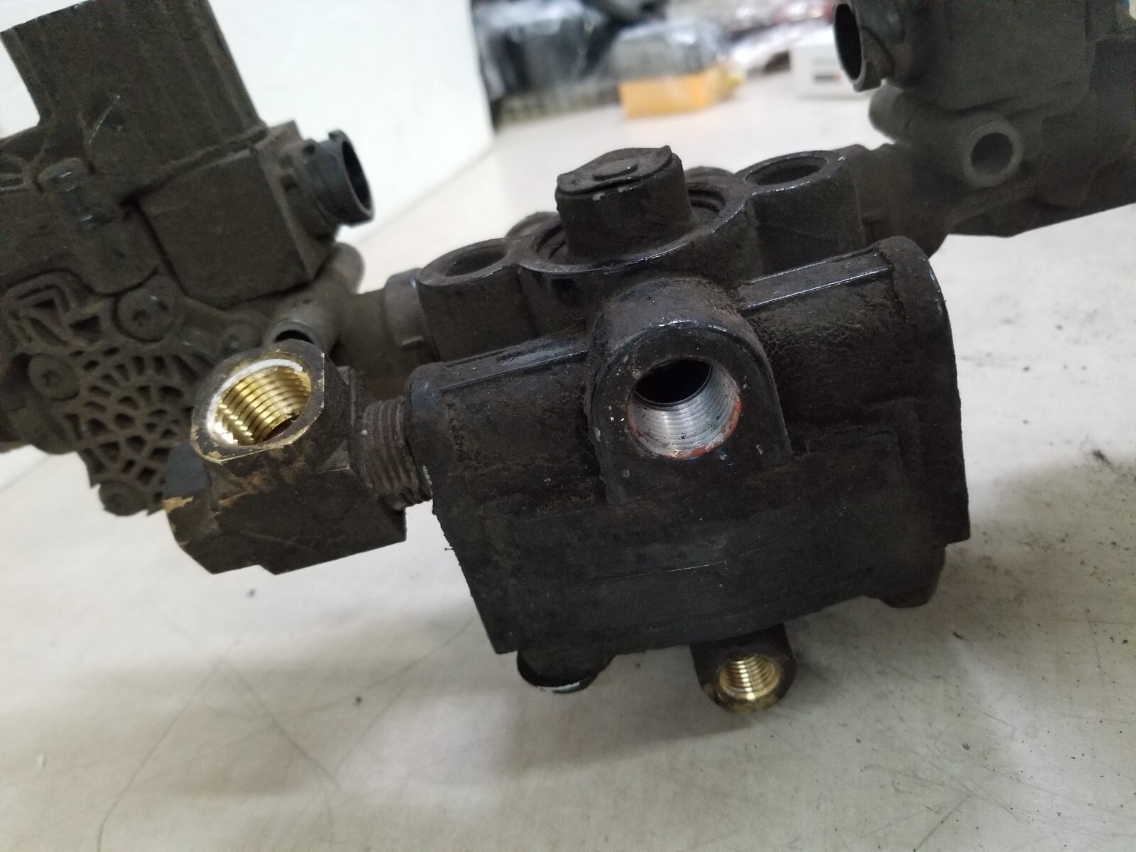 BENDIX M40HF MODULATOR VALVES UNIT M-40HF | eBay