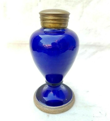 Ancienne bouteille en terre cuite émaillée bleue sur forme unique avec ...