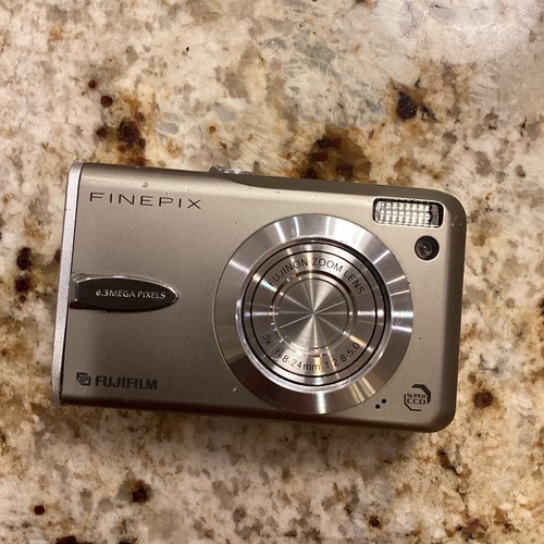 FUJIFILM FinePix F30 6.3MP Compact Digital Camera Silver Great ...