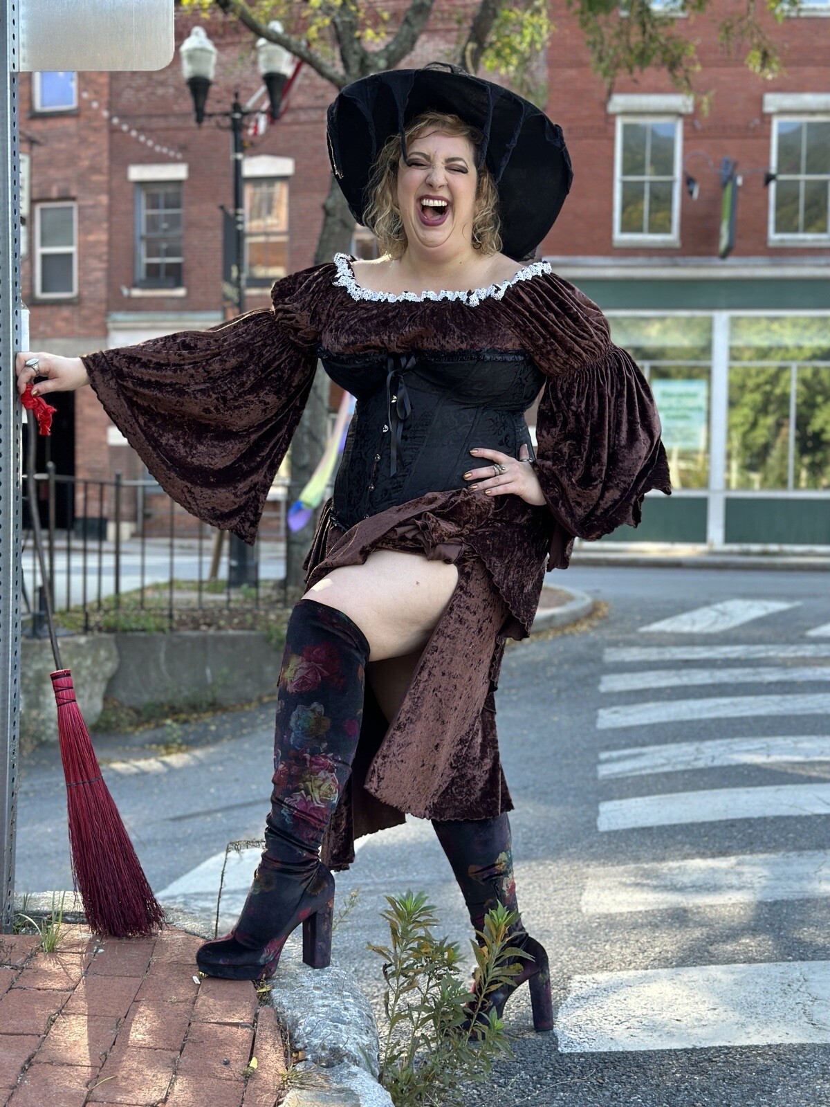 Brown velvet Renaissance dress-boss Wench-cosplay-medieval-witch ...