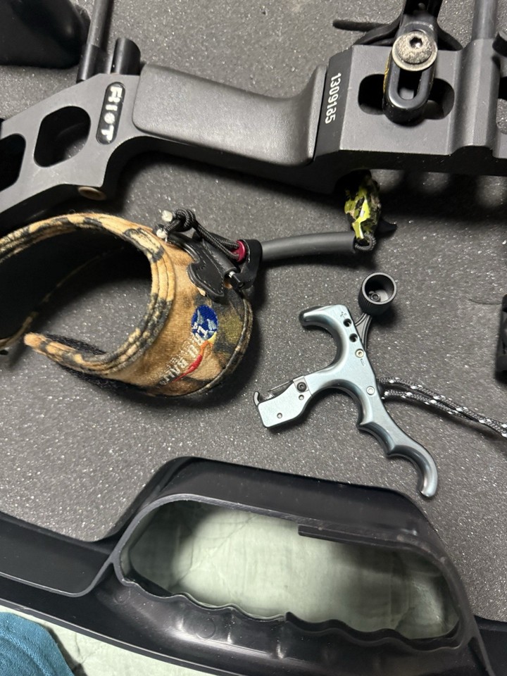 Mission Riot Compound Bow with Quiver, Hard Travel Case, And Releases ...