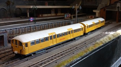 London Underground London Transport 1938 Stock Weed Killing Train. DCC ...