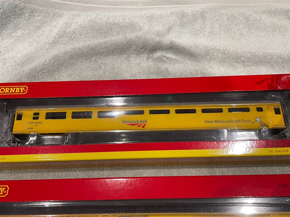 Hornby R4988 R4989 New Measurement Train MK3 Coaches Network Rail OO ...