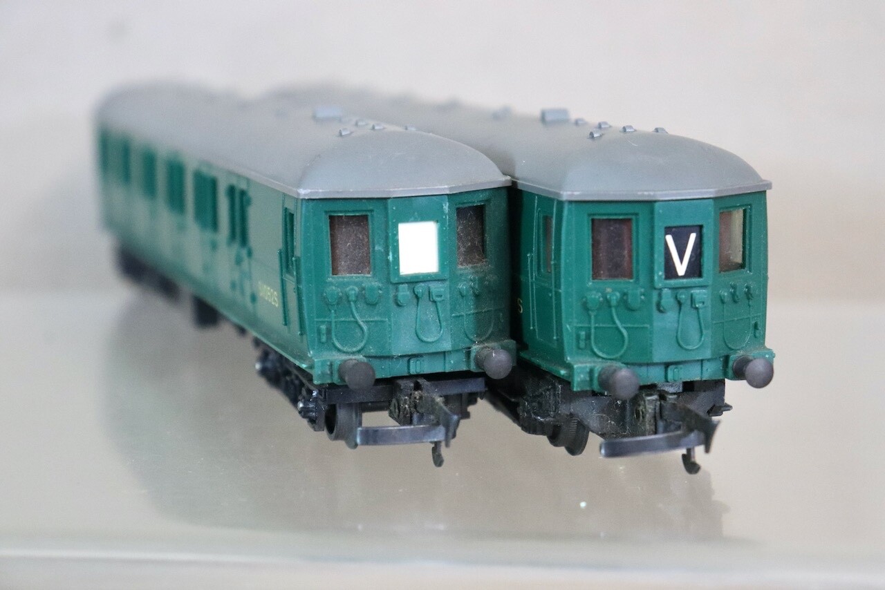 TRIANG R156 R225 BR GREEN SOUTHERN SUBURBAN EMU LOCOMOTIVE 2 CAR SET og ...