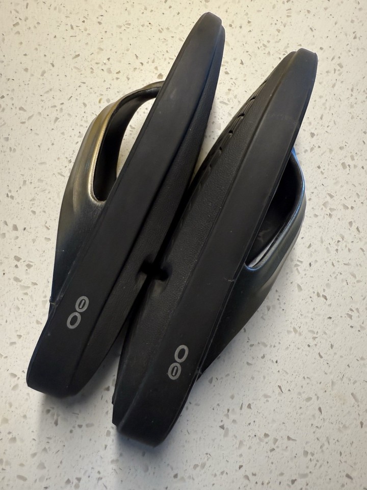 OOFOS OOlala Sandals Womens Size 9 Black & Gold Thong Flip Flop ...