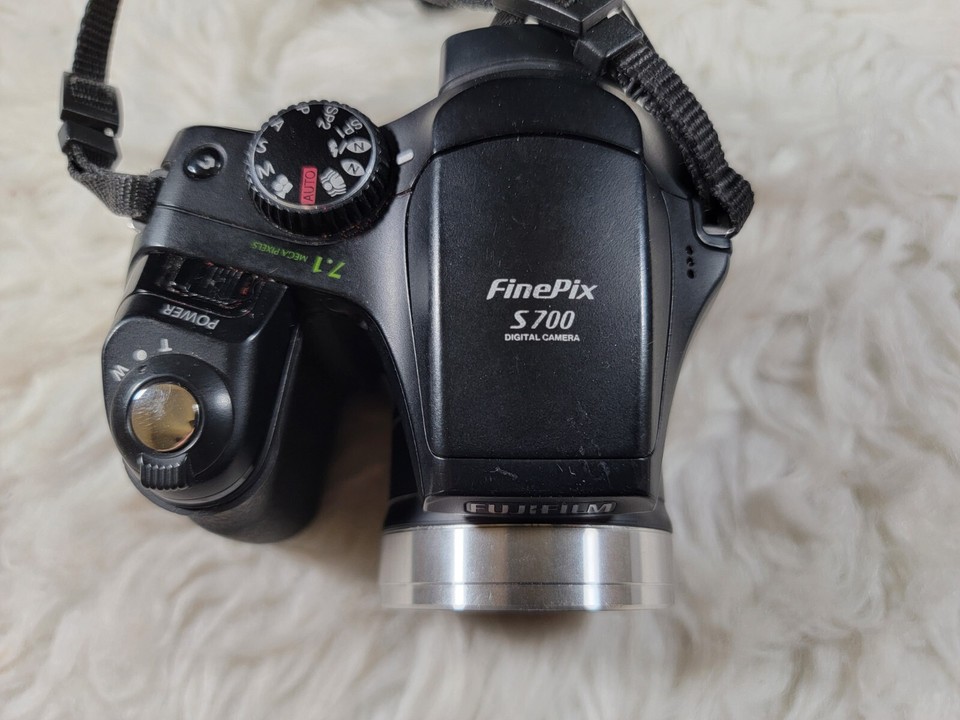 Fujifilm FinePix S700 7.1MP Digital Camera with 10x Optical Zoom ...