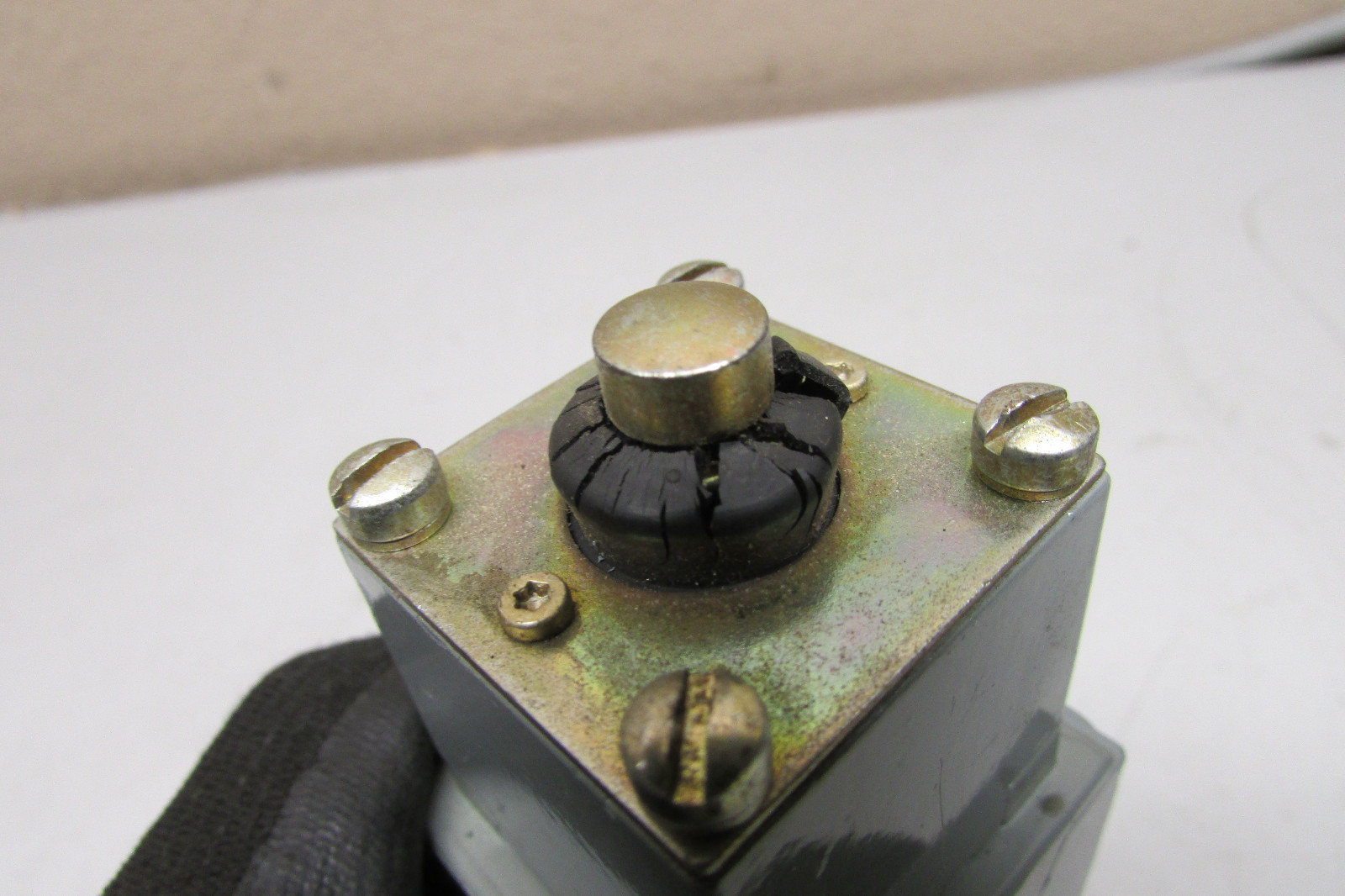 Allen Bradley 802T-BP Limit Switch Ser. F W/ 40146-013-59 Head & 5 pin ...